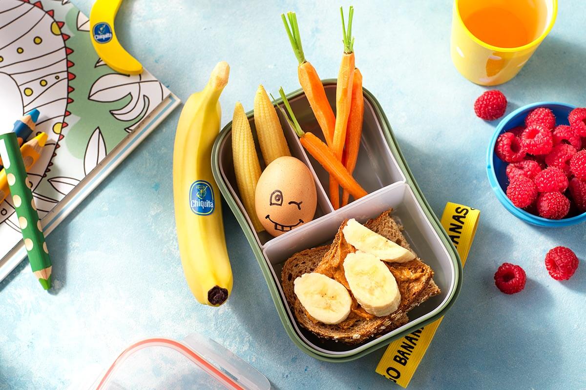 Snackbox met een sandwich met pindakaas en Chiquita-banaan, ei en verse ...